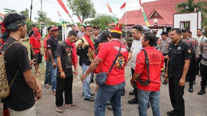 Puluhan Anggota TBBR Geruduk Kejari Lamandau, Ini Alasannya | Prokalteng