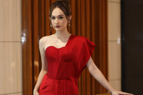 Laura Moane dan Al Mesra-mesraan di Bangkok | Prokalteng