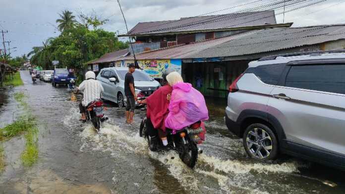 Akibat Hujan dan Banjir, Motor Masuk Parit di Jalan Beliang | Prokalteng