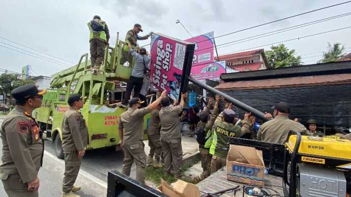 Satpol PP Palangka Raya Tertibkan Bangunan Menutupi Drainase | Prokalteng