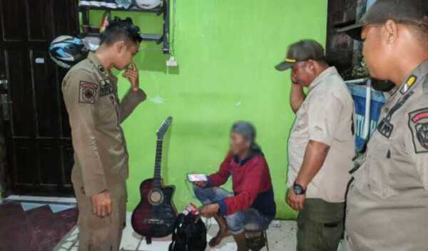 Pria Diduga ODGJ Mengamuk, Satpol PP Kalteng Turun Tangan | Prokalteng