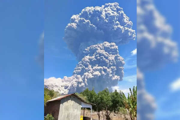 Gunung Lewotobi Laki-laki di NTT Meletus, Kolom Abu 18 Km | Prokalteng