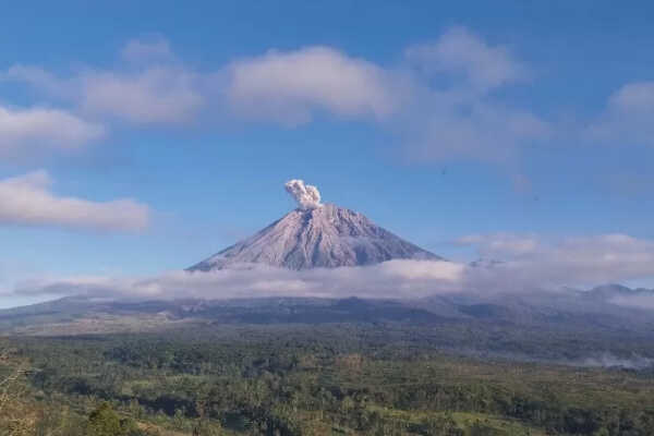 Gunung Semeru Erupsi, Tinggi Letusan Mencapai 700 Meter di Atas Puncak | Prokalteng