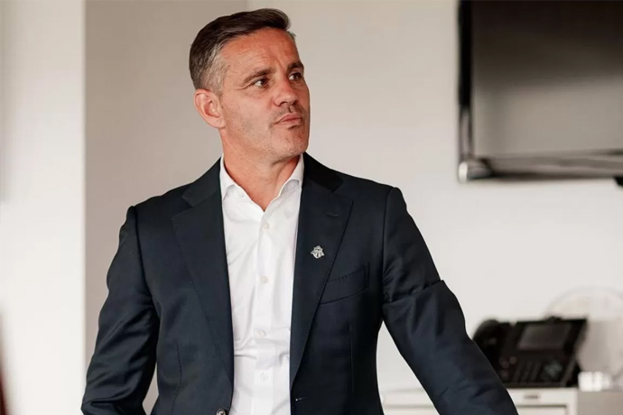 Budget Lebih Masuk Akal, John Herdman Makin Unggul dari Van Bronckhorst ...