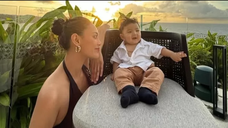 Berlibur! Erika Carlina dan Anaknya Andrew Raxy Neil Menikmati Matahari ...